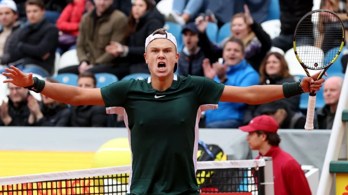 Bekymret Holger Rune måtte trække sig med overraskende skade: Nu bryder han tavsheden